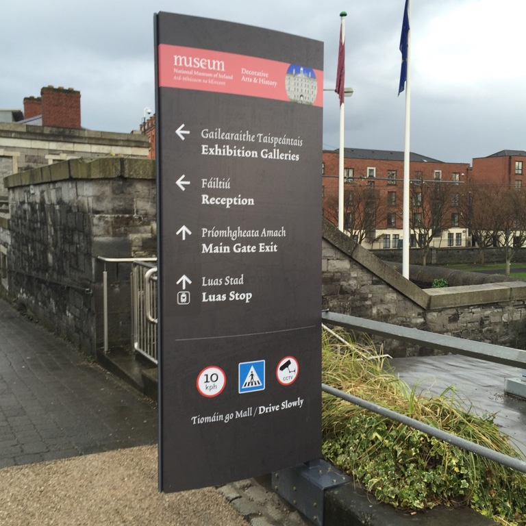 Frameless Curved Totem | admedium